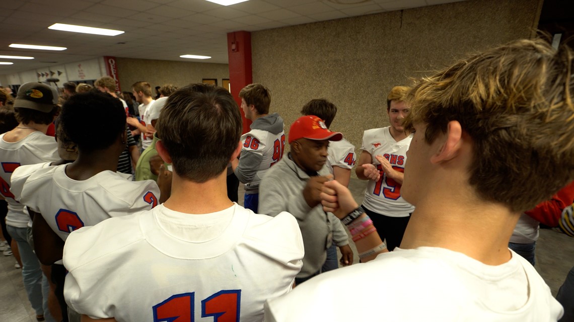 Veterans Day red carpet tradition at Grapevine High School | wfaa.com