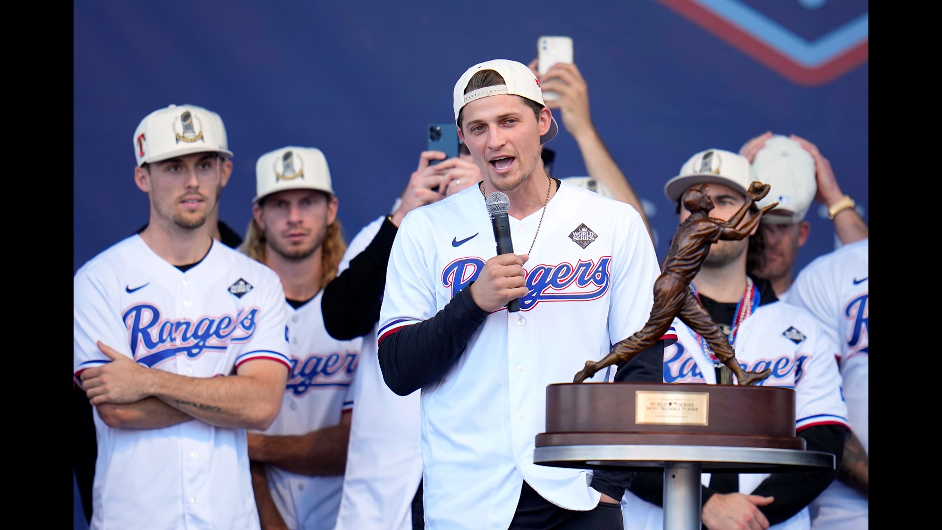 Rangers fans even accept Cardinals fan at World Series parade | wfaa.com
