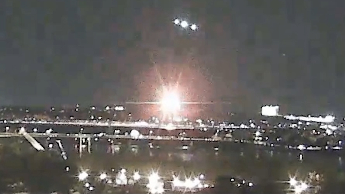 D.C. plane crash | Earthcam video captures the moment regional jet ...