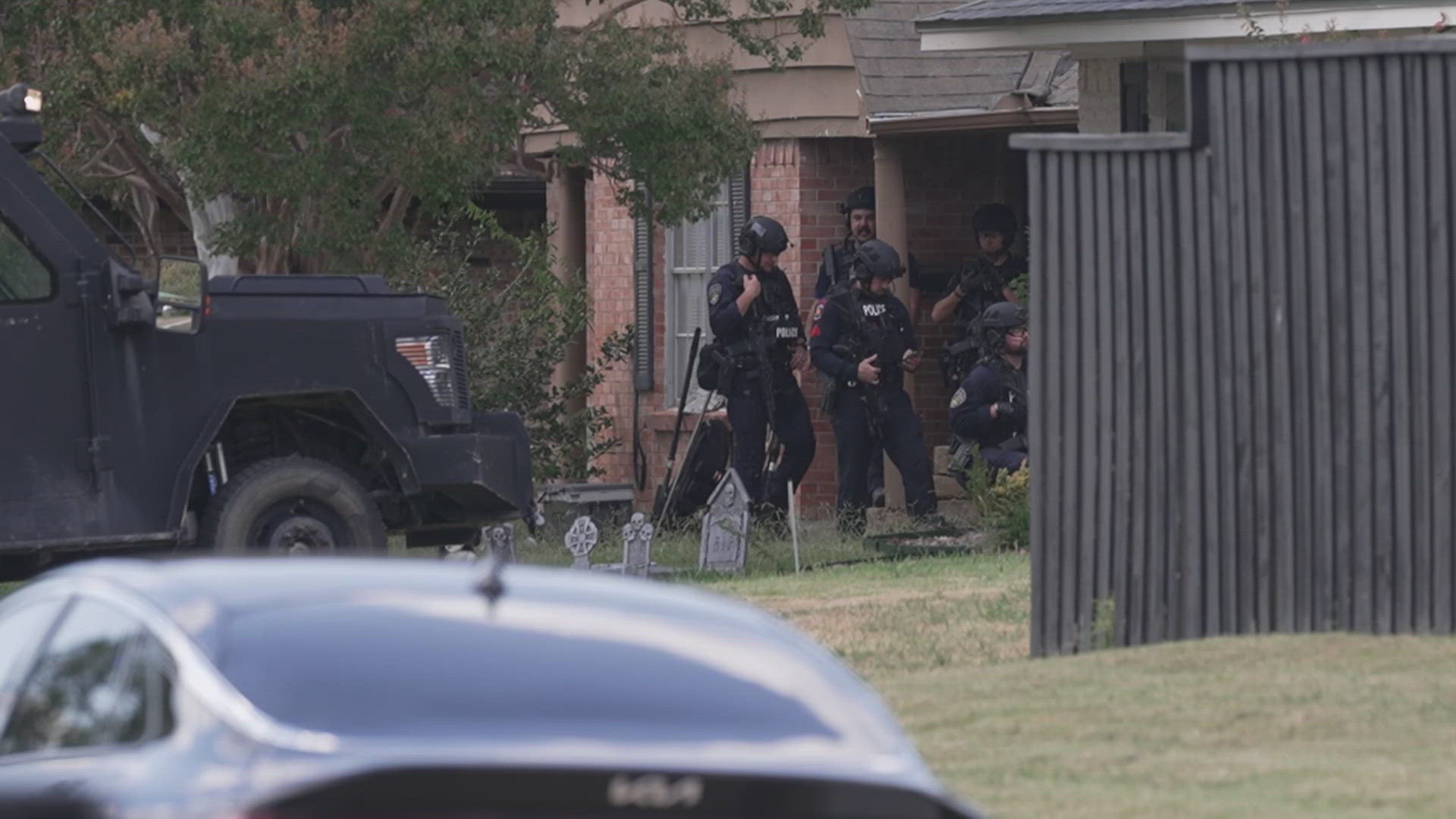 SWAT standoff outside a home in Farmers Branch | wfaa.com