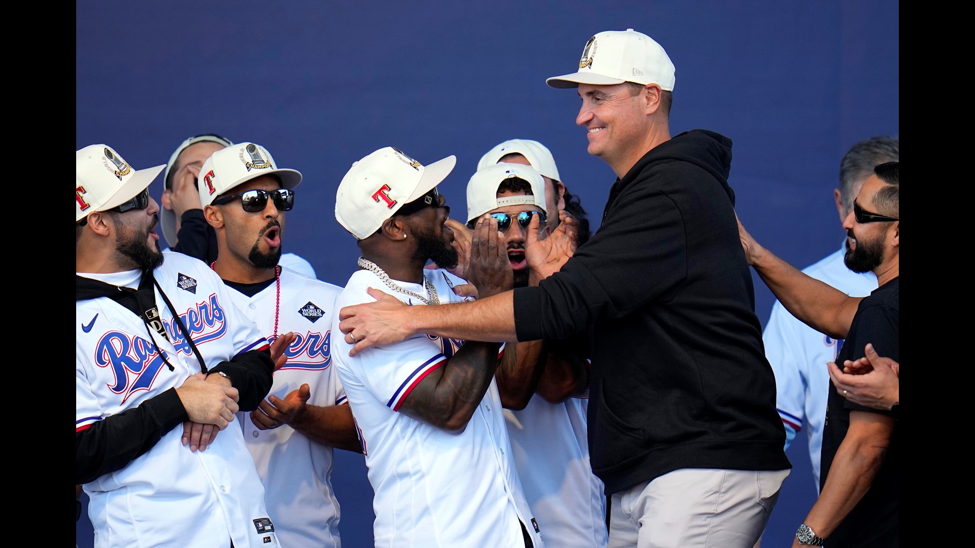 Rangers fans even accept Cardinals fan at World Series parade | wfaa.com