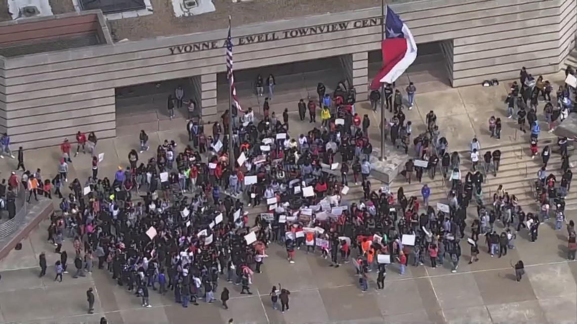 Dallas ISD students join walkout over gun violence | wfaa.com