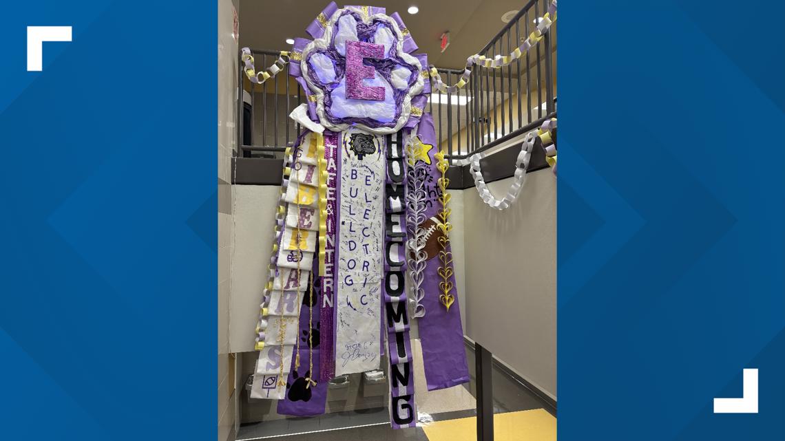 Everman High's two-story mum wows during homecoming festivities | wfaa.com