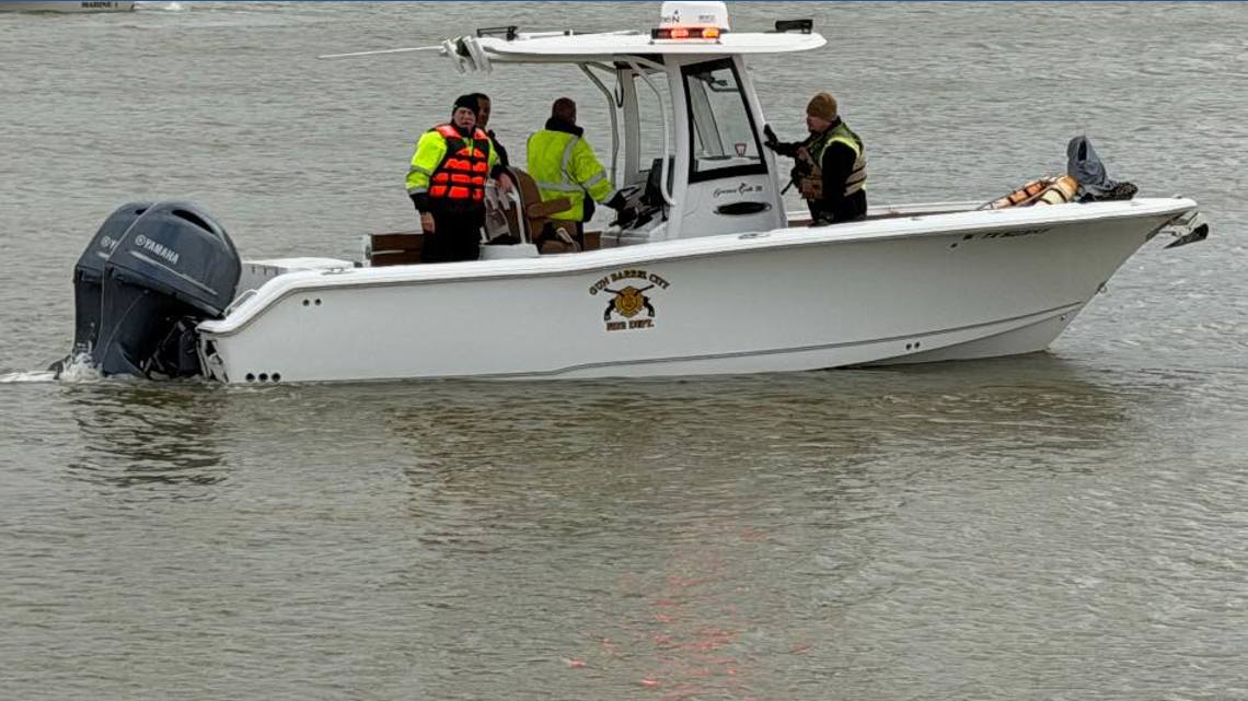 North Texas firefighters rescue duck hunters after boat sinks | wfaa.com