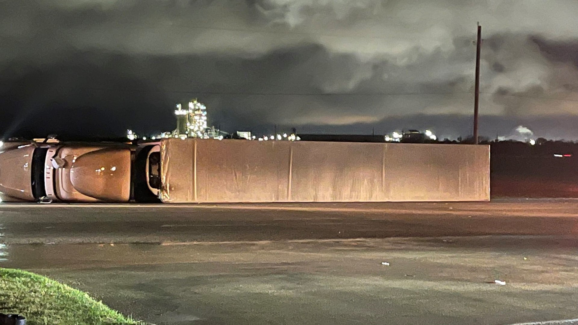 Weather news updates: Ground stops at DFW, Love Field, outages | wfaa.com