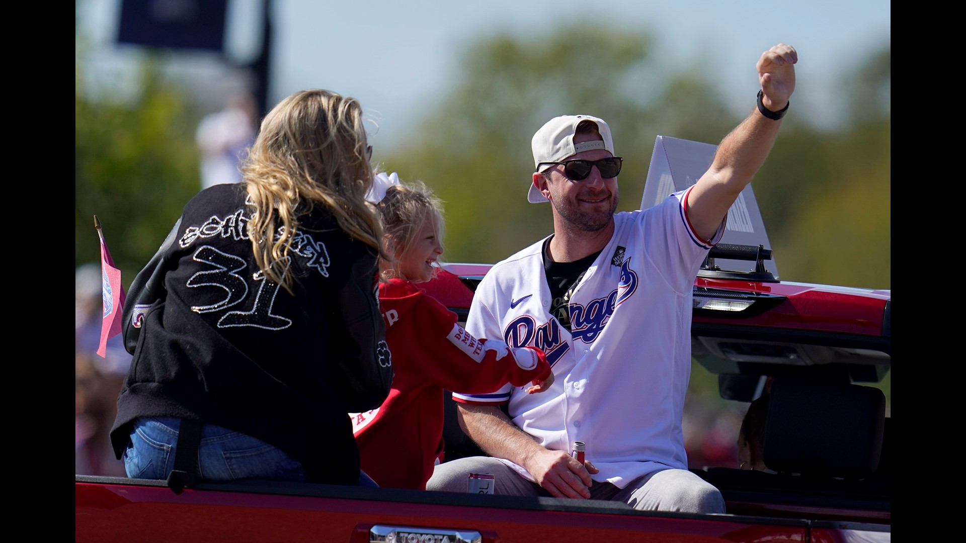 Rangers fans even accept Cardinals fan at World Series parade | wfaa.com