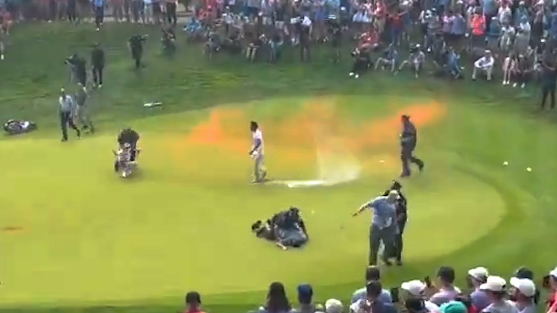 VIDEO: climate protesters run onto 18th green and spray powder ...