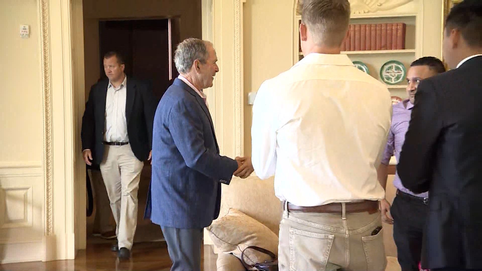 George W. Bush surprises SMU students | wfaa.com
