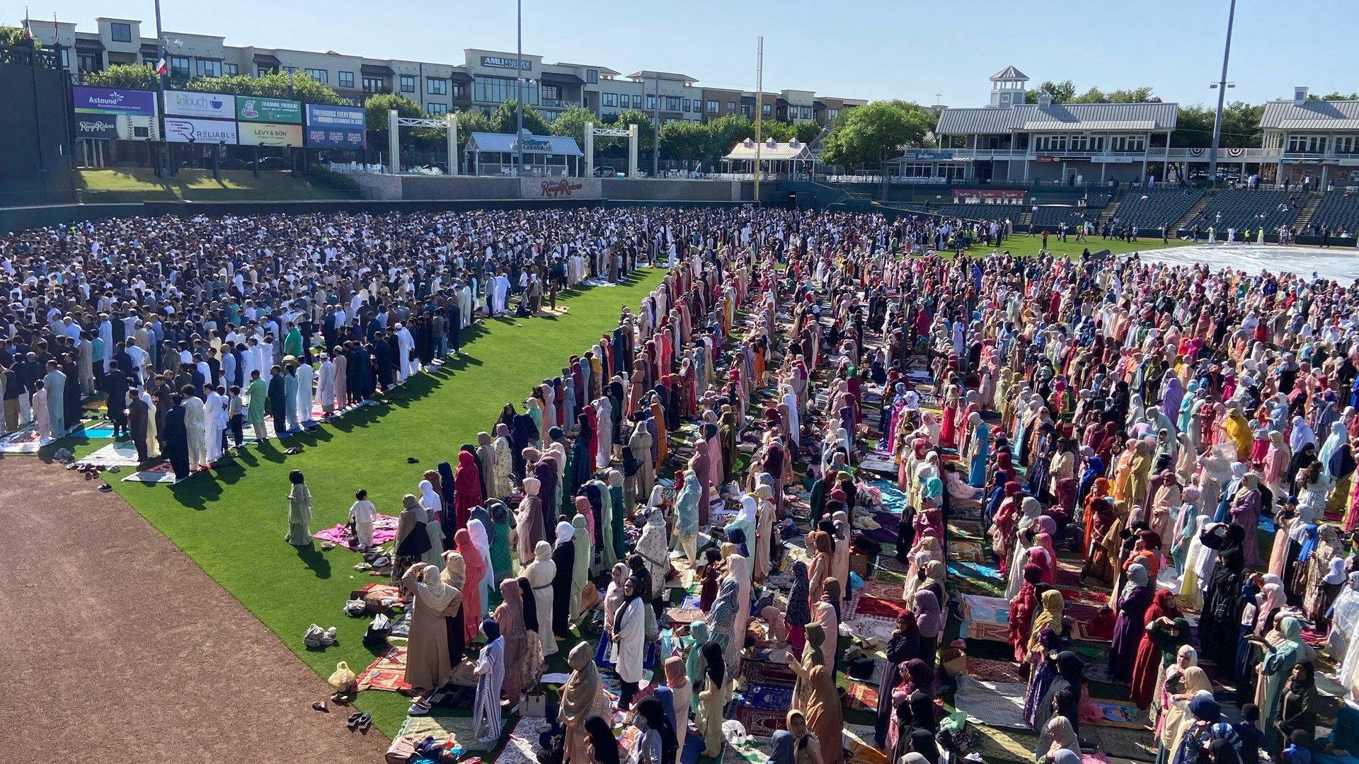 Ramadan ends with Eid al-Fitr service at Frisco ballpark | wfaa.com