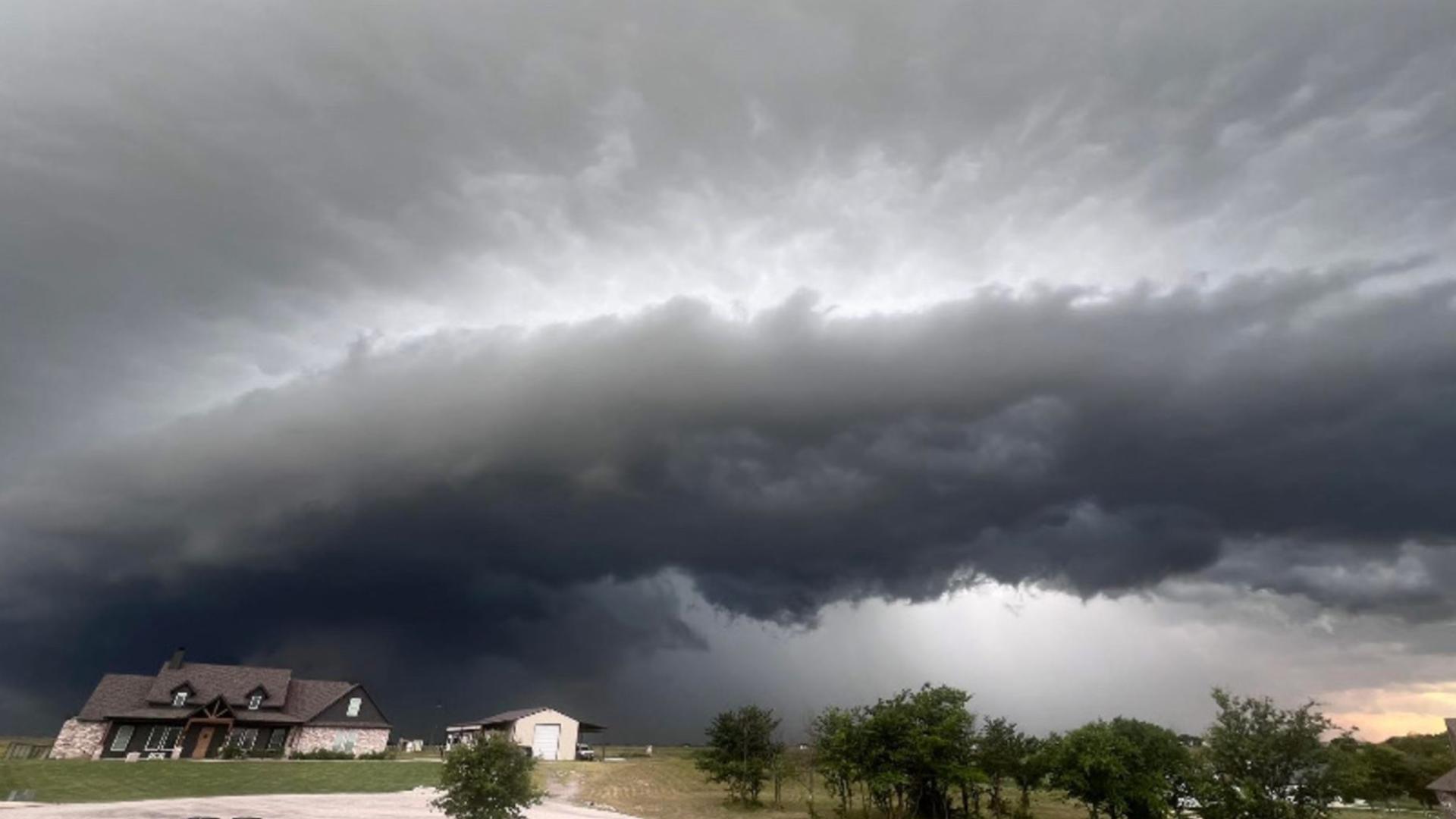 What are shelf clouds? Here's how the form and what they mean | wfaa.com