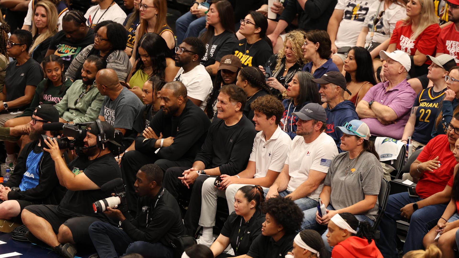 Fans celebrate WNBA stars at Dallas Wings game | wfaa.com
