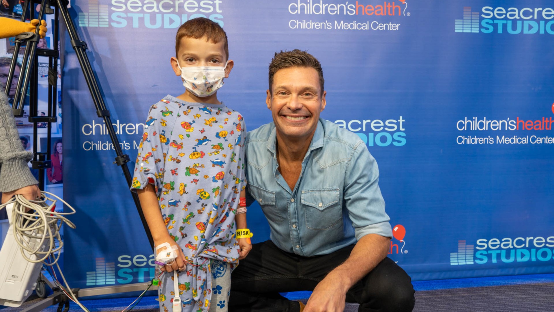 Ryan Seacrest visits patients at Children's Health Dallas | wfaa.com