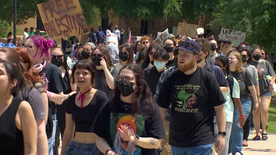 Hundreds protest outside UNT library | wfaa.com