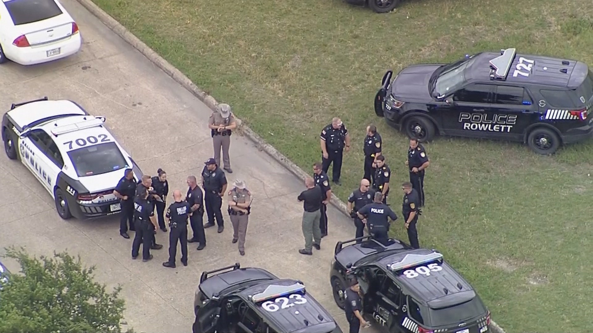 Two taken into custody after pursuit with Rowlett suspect | wfaa.com