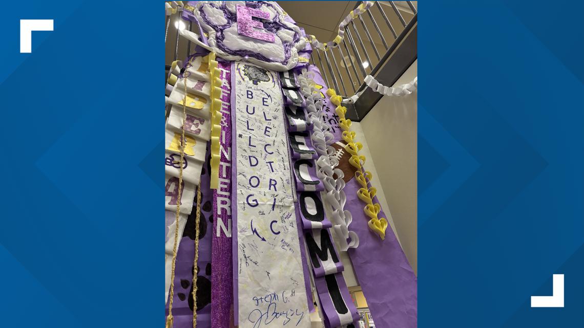 Everman High's two-story mum wows during homecoming festivities | wfaa.com