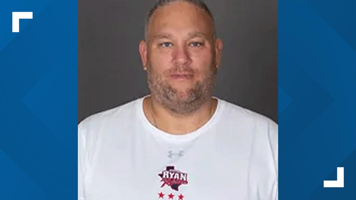 Denton Ryan football coach Aaron De La Torre dies, district says | wfaa.com