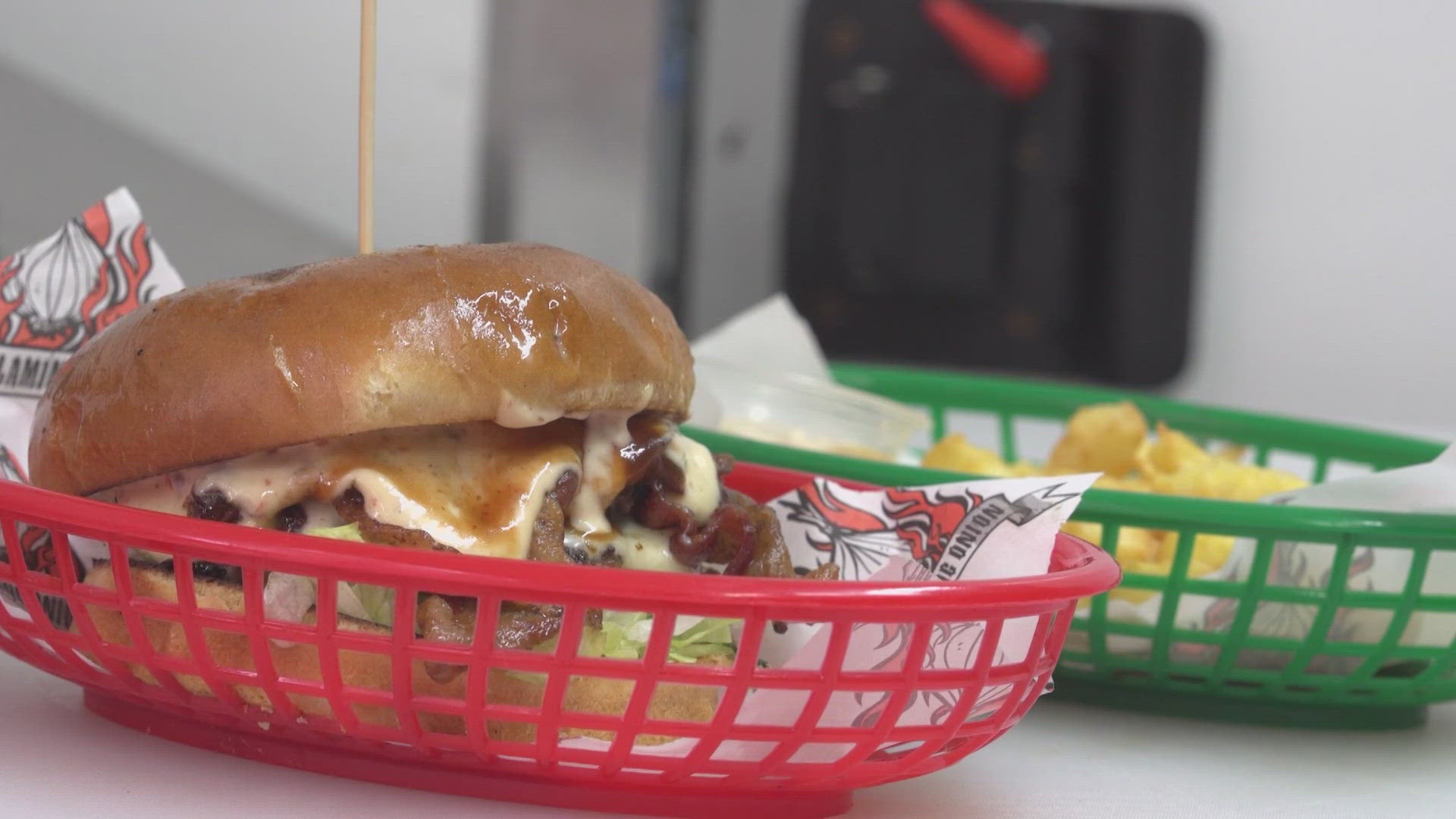 Flaming Onion debuts in North Texas with acclaimed burgers | wfaa.com