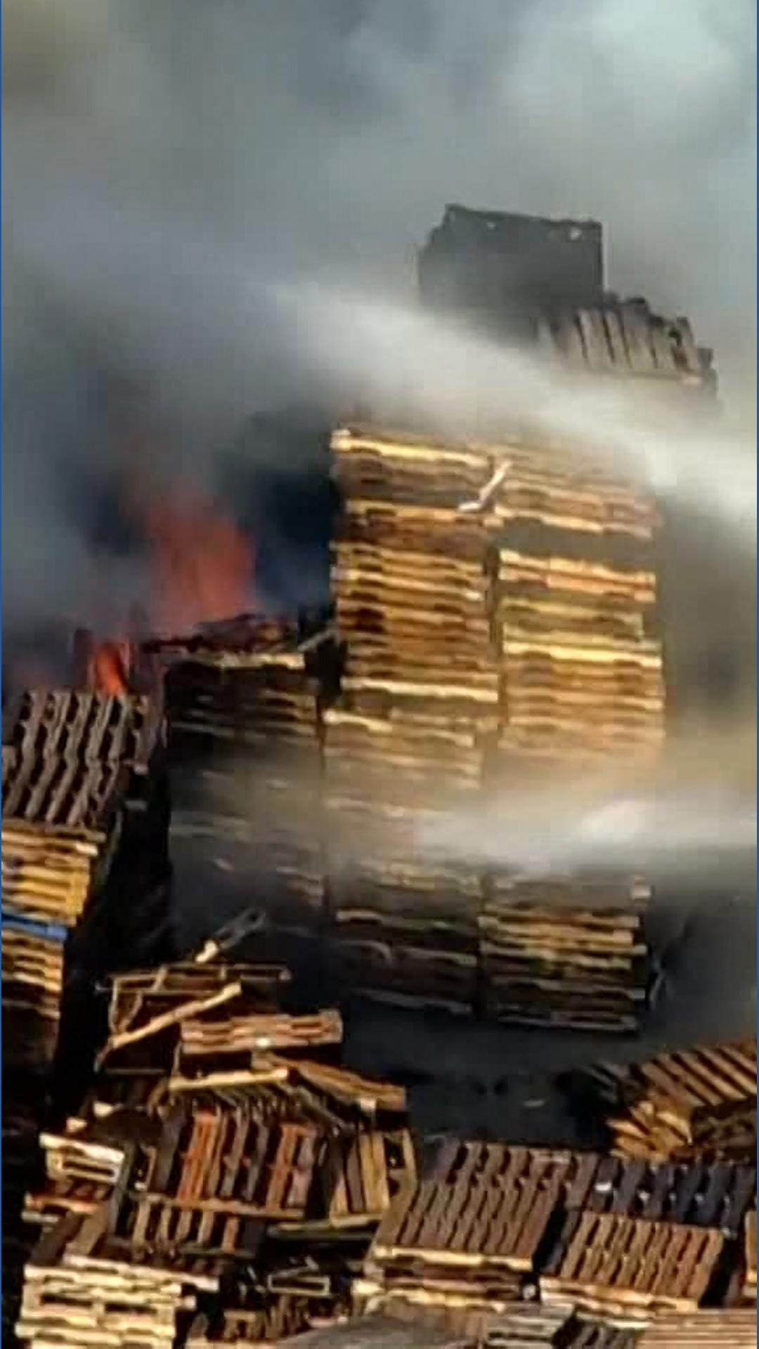 Dallas firefighters tackle large pallet fire | wfaa.com