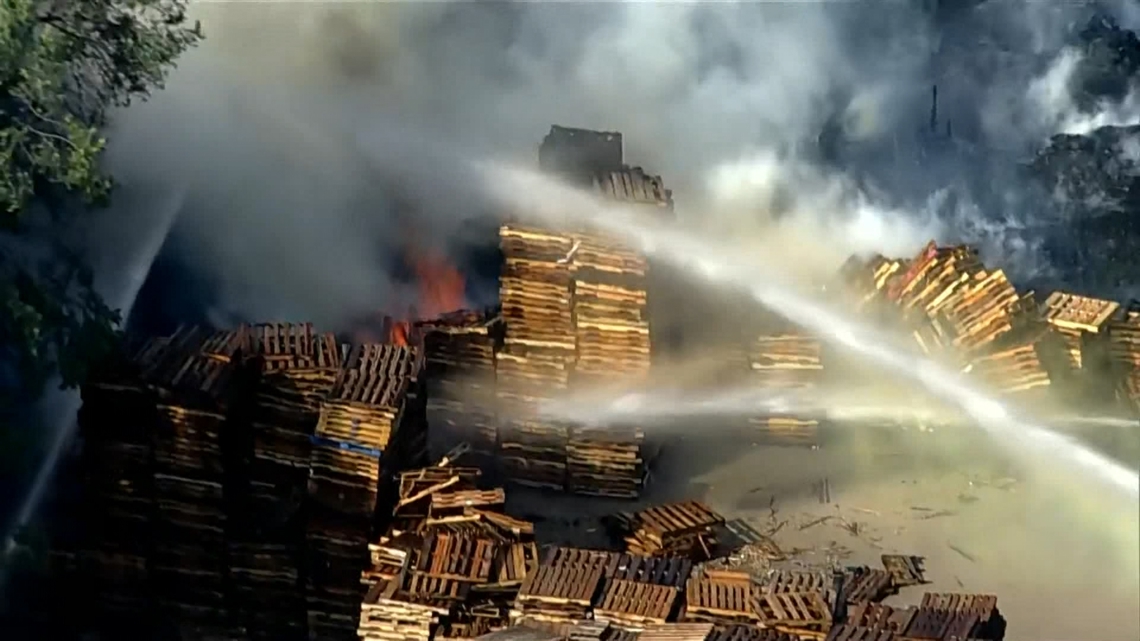 Dallas firefighters tackle large pallet fire | wfaa.com
