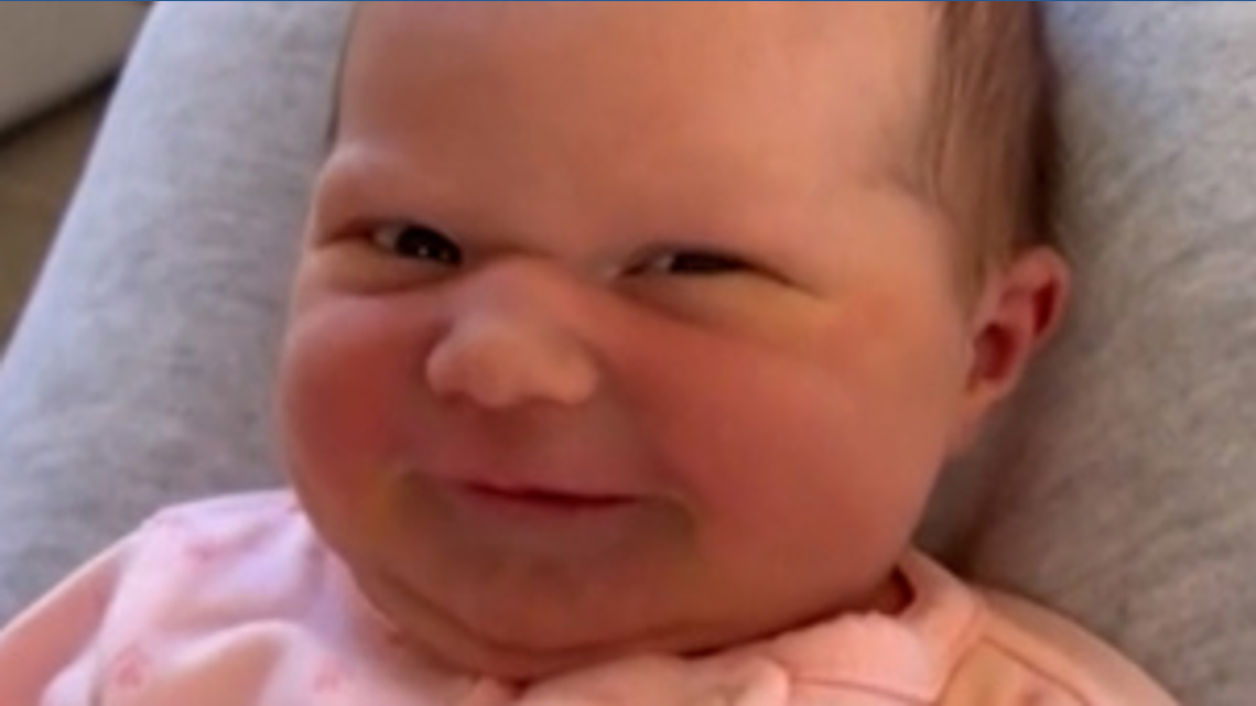 Family shares the first moment their baby girl met her brother, smiling ...