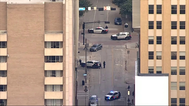 Wanted felon barricaded self inside vehicle in Downtown Dallas, police ...