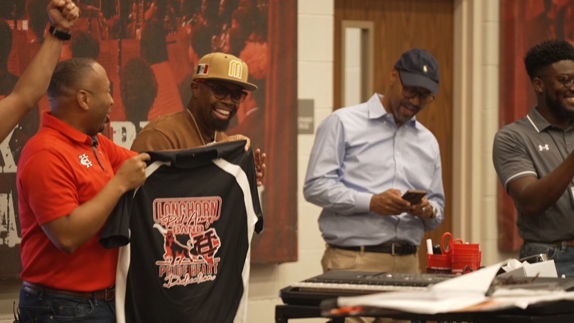 Singer Cupid surprises Cedar Hill Red Army Band | wfaa.com