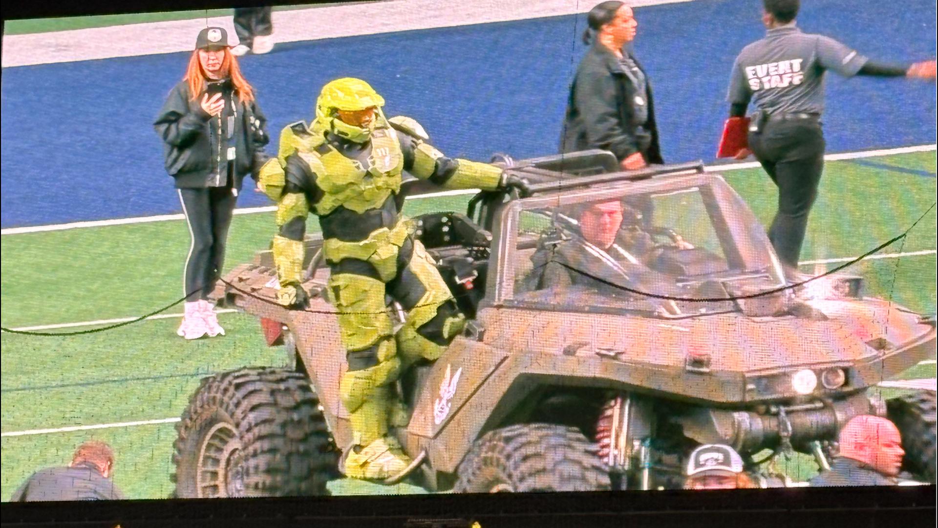 Halo's Master Chief leads coin toss, trophy presentation at 1st ever ...
