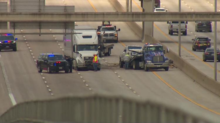 Fort Worth, Texas crash shuts down southbound lanes of I-35W | wfaa.com