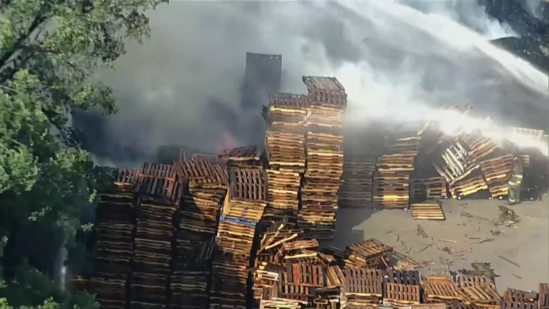 Dallas firefighters tackle large pallet fire | wfaa.com