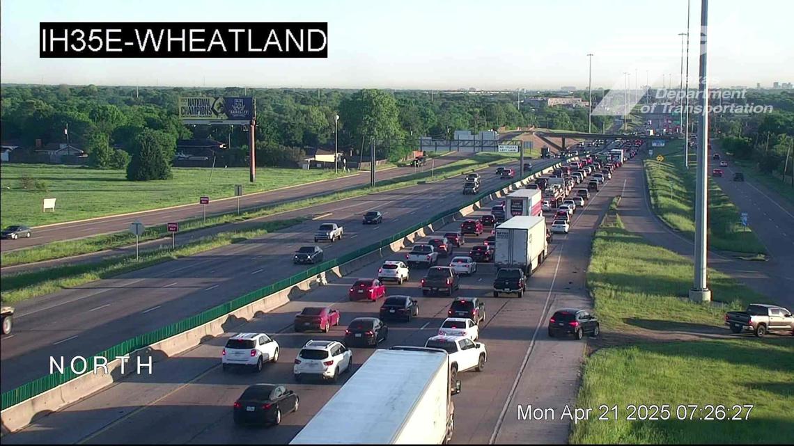 Dallas: I-35E crash and fuel spill closes two lanes | wfaa.com