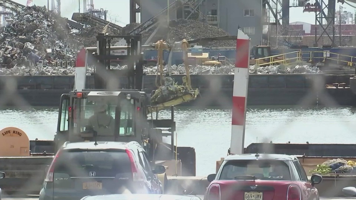 Rotor of the helicopter that crashed into the Hudson River recovered ...