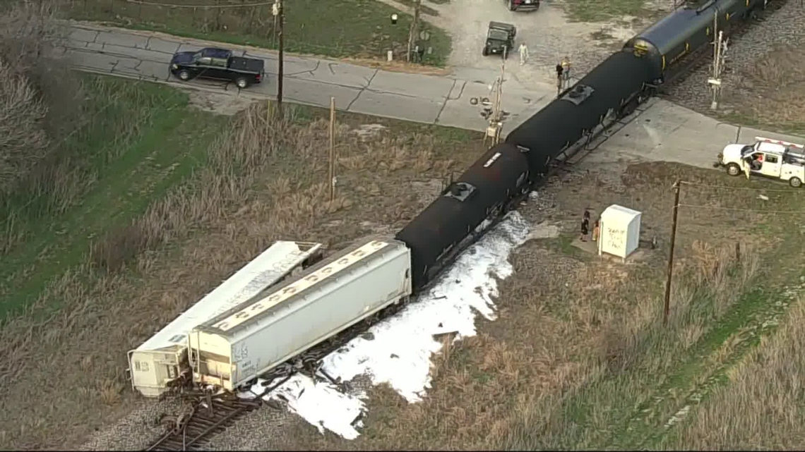 Union Pacific train derails in Weatherford; no injuries reported | wfaa.com
