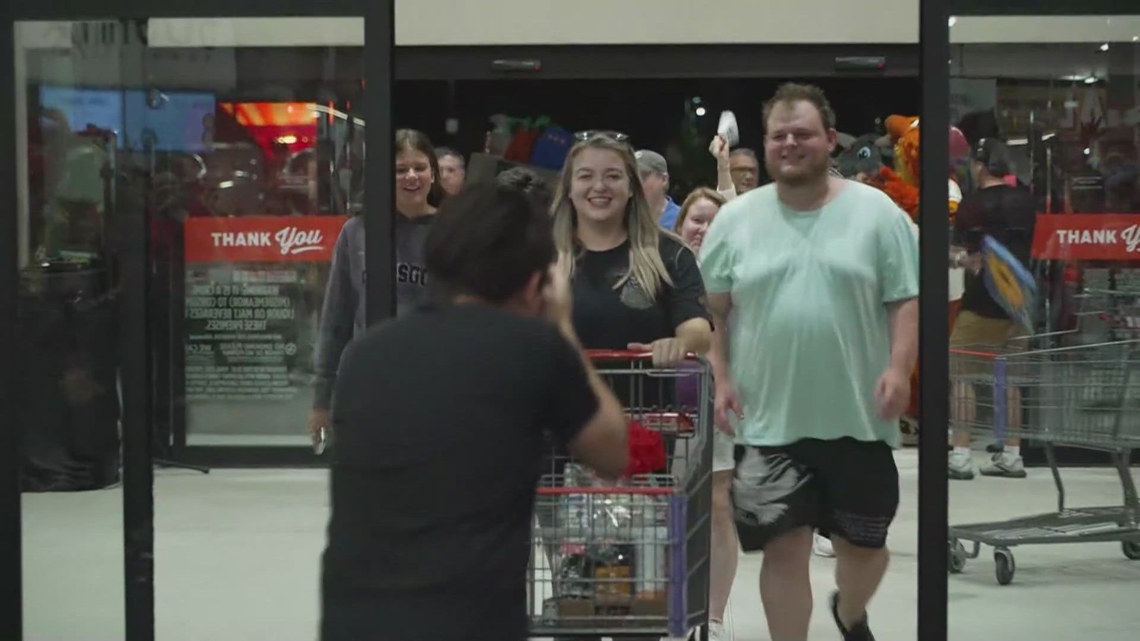 H-E-B shoppers line up in Prosper for a new store opening | wfaa.com