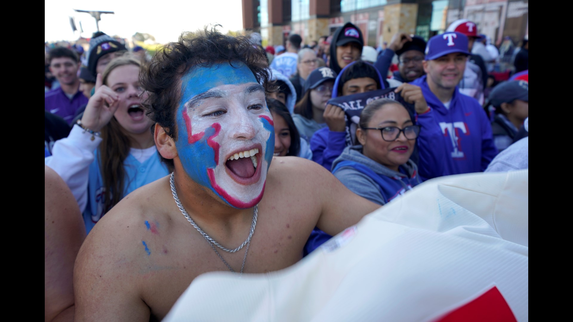 Rangers fans even accept Cardinals fan at World Series parade | wfaa.com