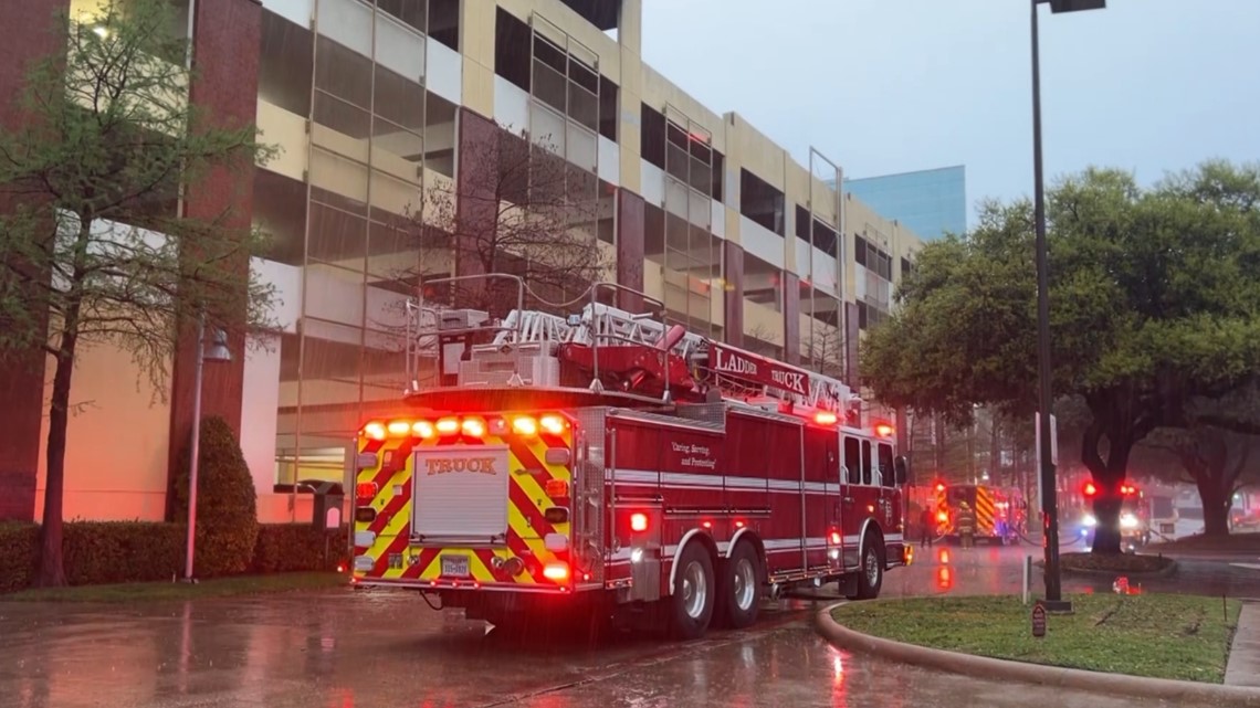 Dallas, Texas parking garage fire destroys 8 vehicles | wfaa.com