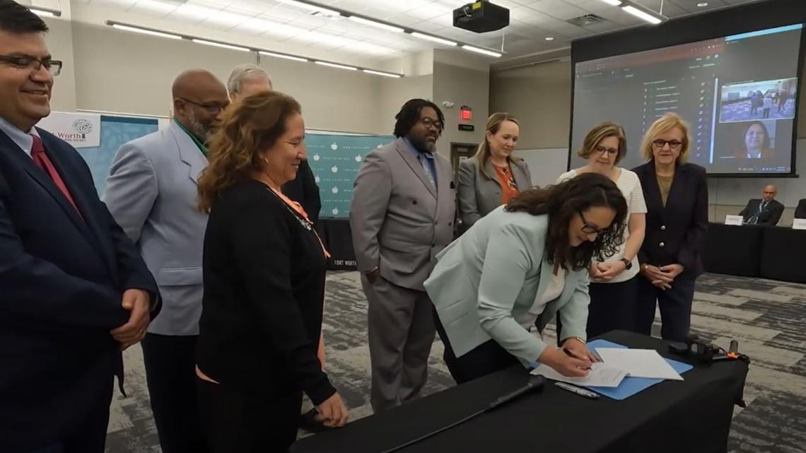 Fort Worth Isd Officially Hires New Superintendent Wfaa