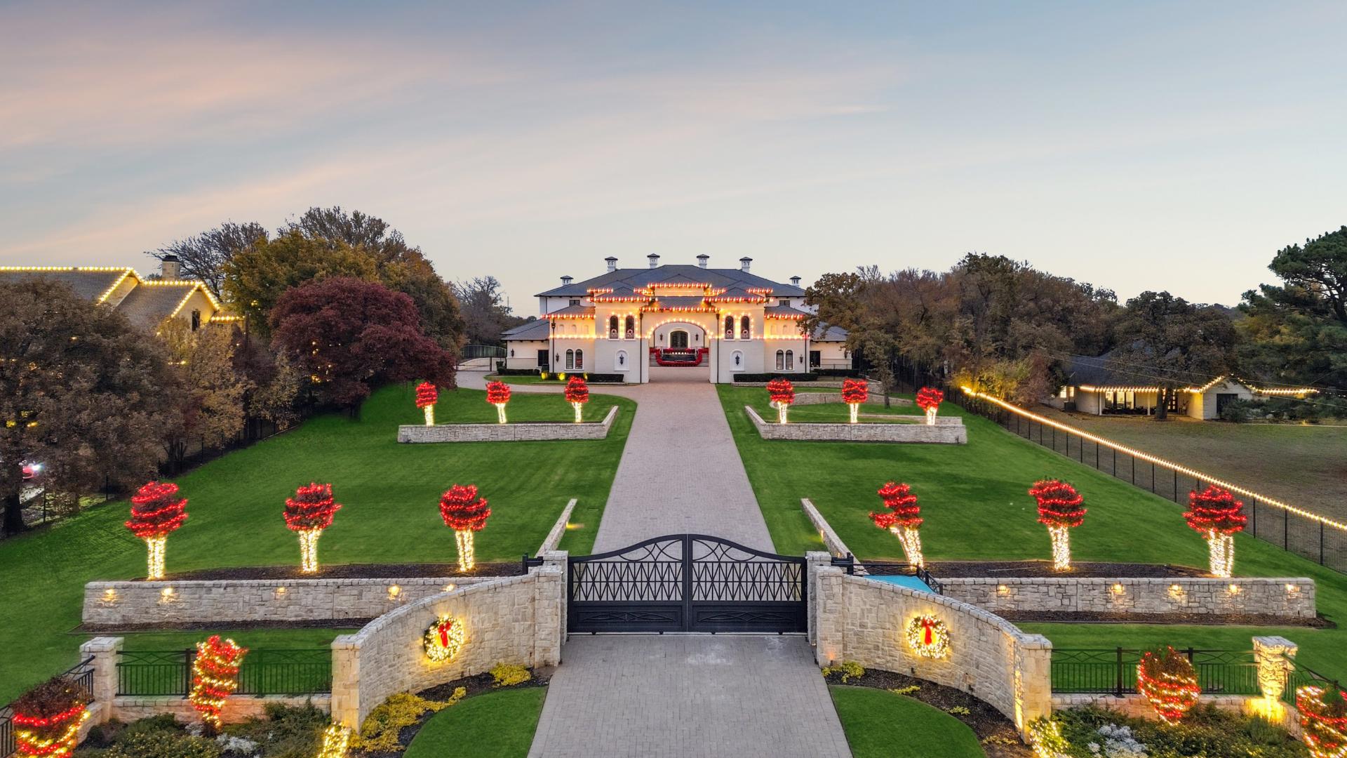 Southlake, Texas mansion on Sunshine Lane goes big with Christmas ...