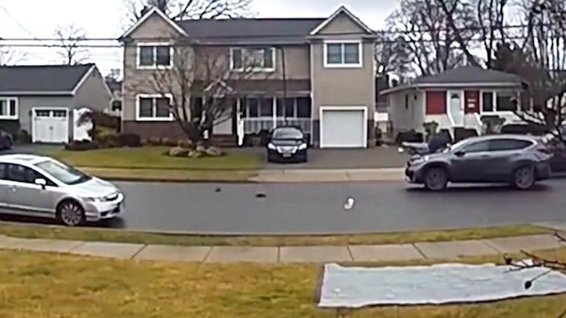 VIDEO: New York man jumps on car to try and stop Rolex thief | wfaa.com