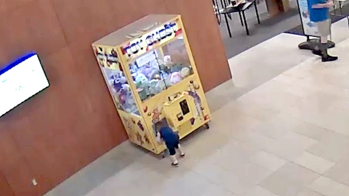 Kid climbs into claw machine at Ohio community center | wfaa.com