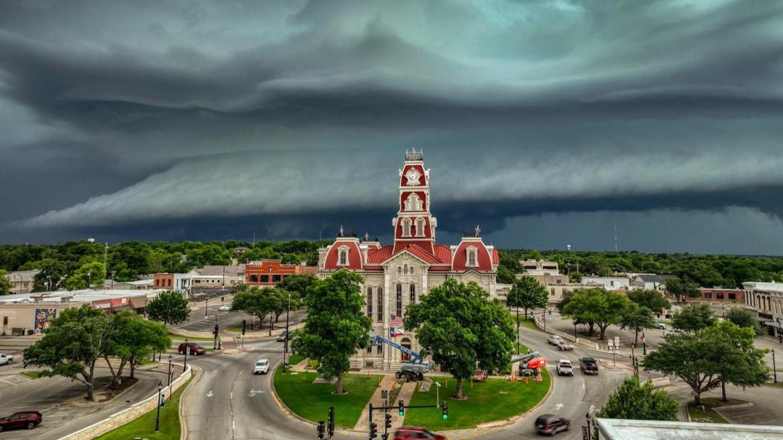 What are shelf clouds? Here's how the form and what they mean | wfaa.com