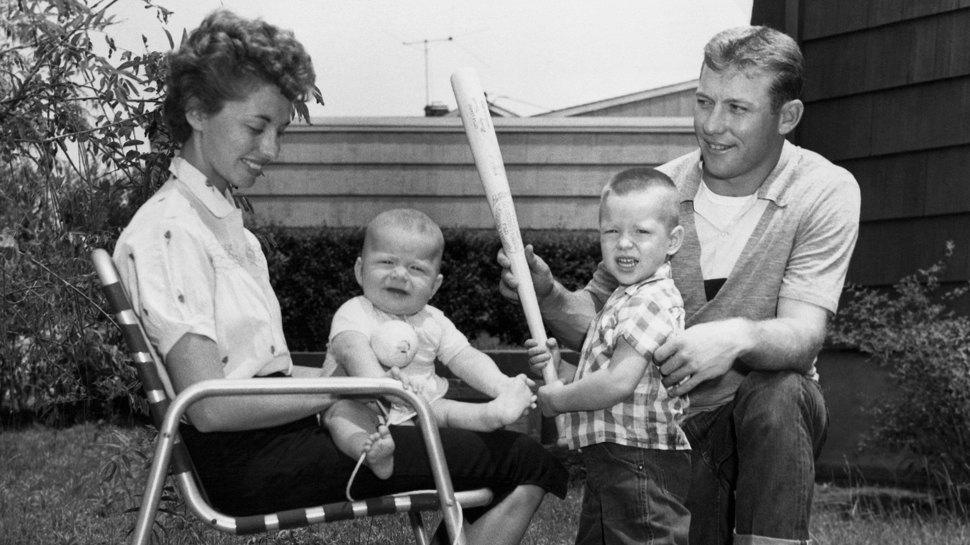 New York Yankees: Mickey Mantle son on 1952 Topps baseball card | wfaa.com