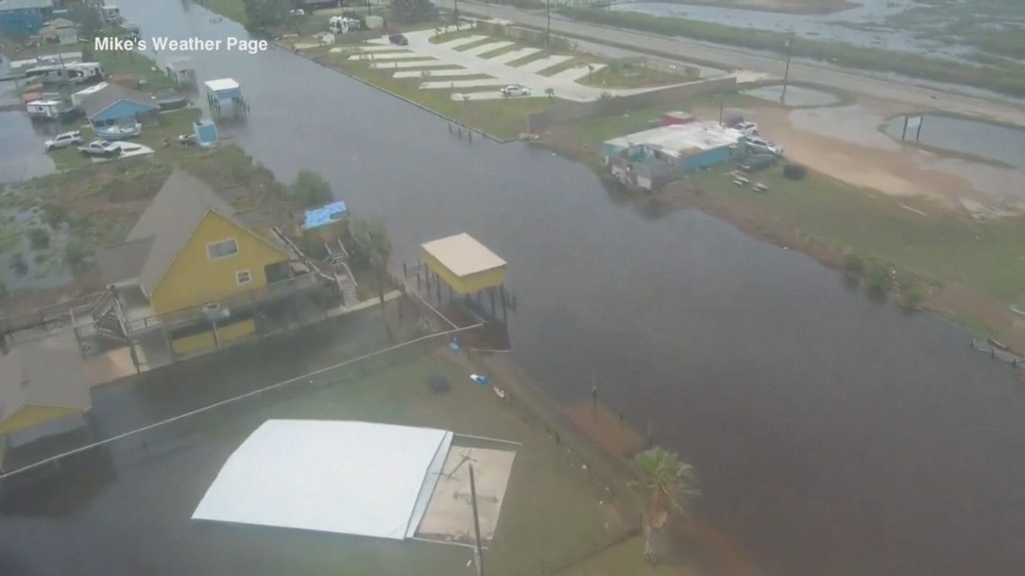 Beryl makes landfall in Texas as Category 1 hurricane, flooding roads ...