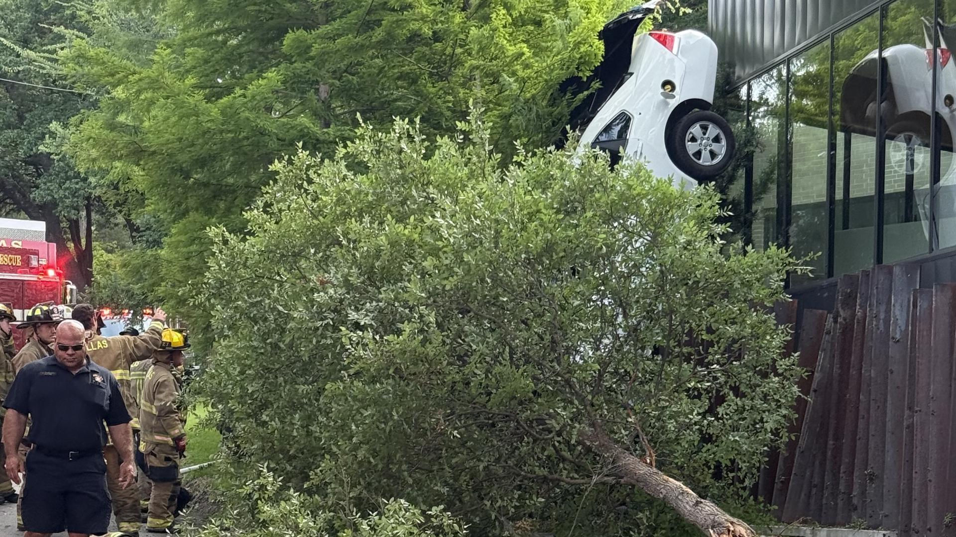 Dallas firefighters rescue driver after car crashes vertically between ...