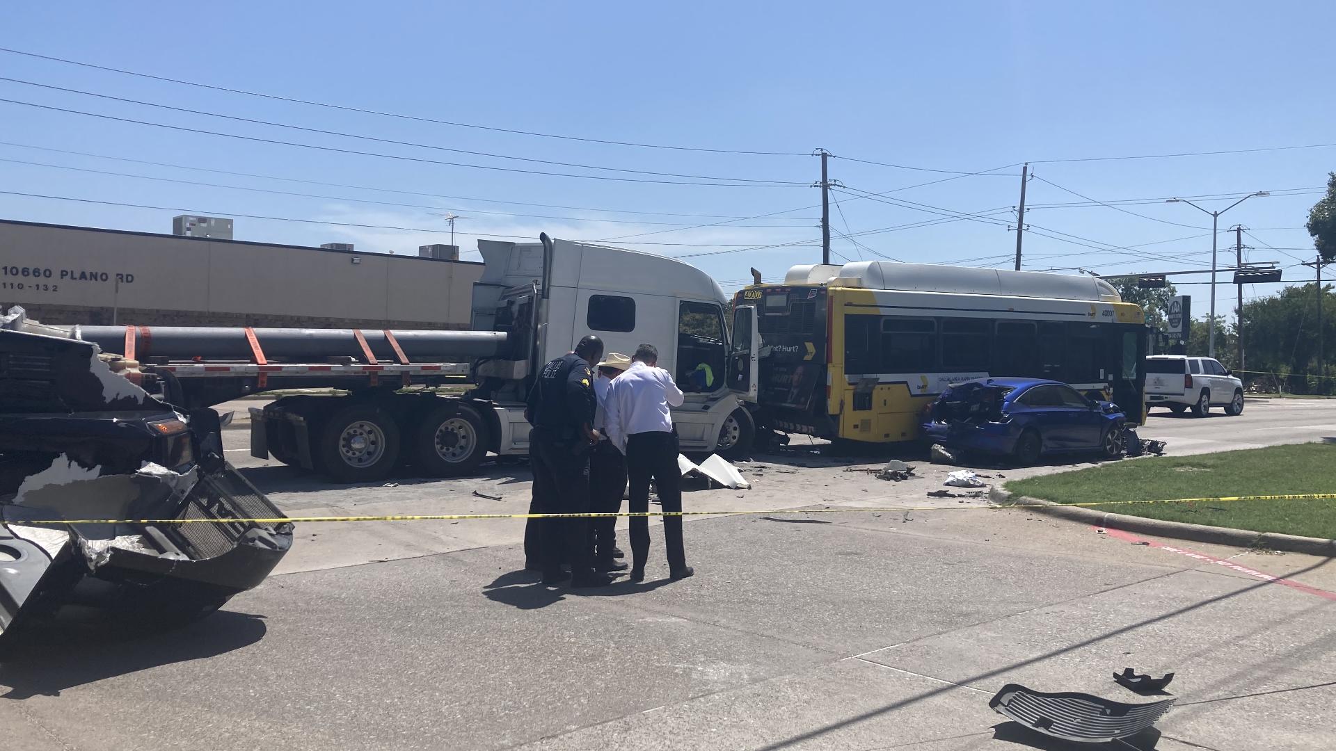 Truck crash in Dallas injures five at busy intersection | wfaa.com
