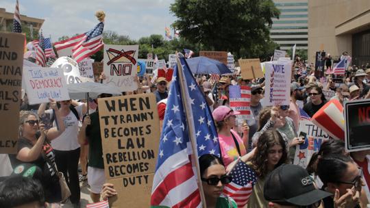 Thousands of protestors show up to 'No Kings' protests in North Texas ...