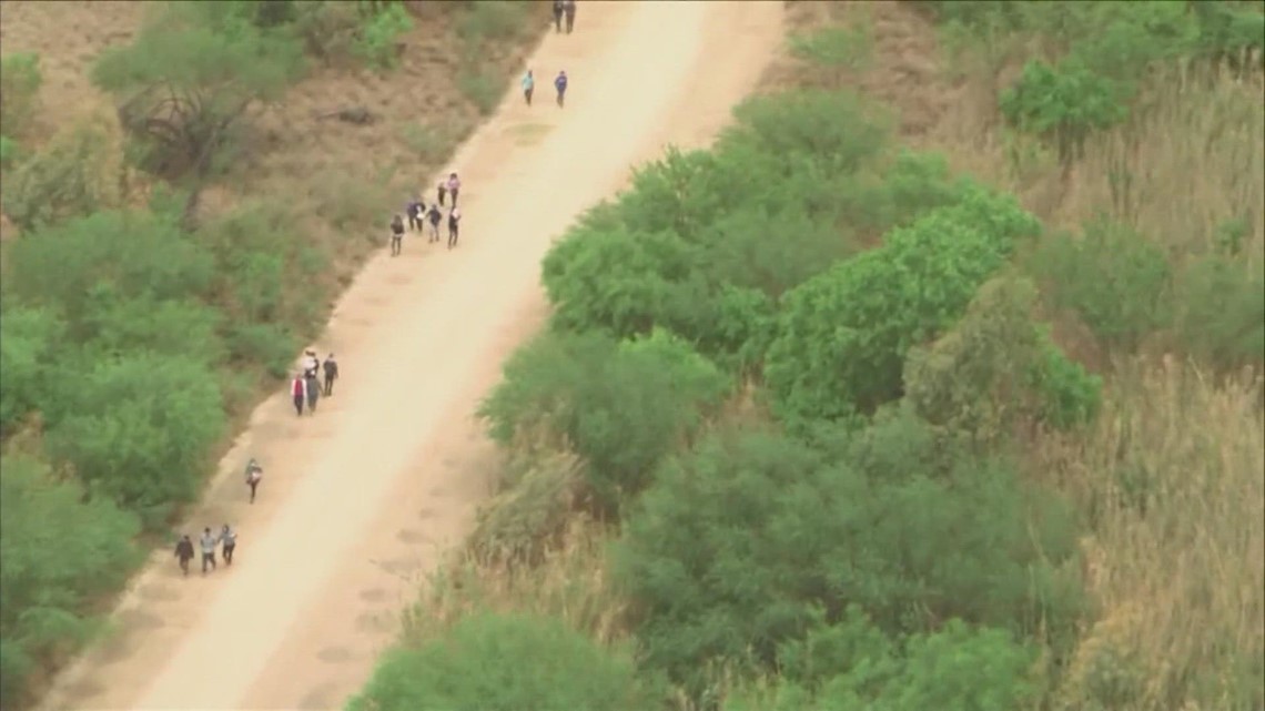 Abbott issues executive order permitting officials to return immigrants ...