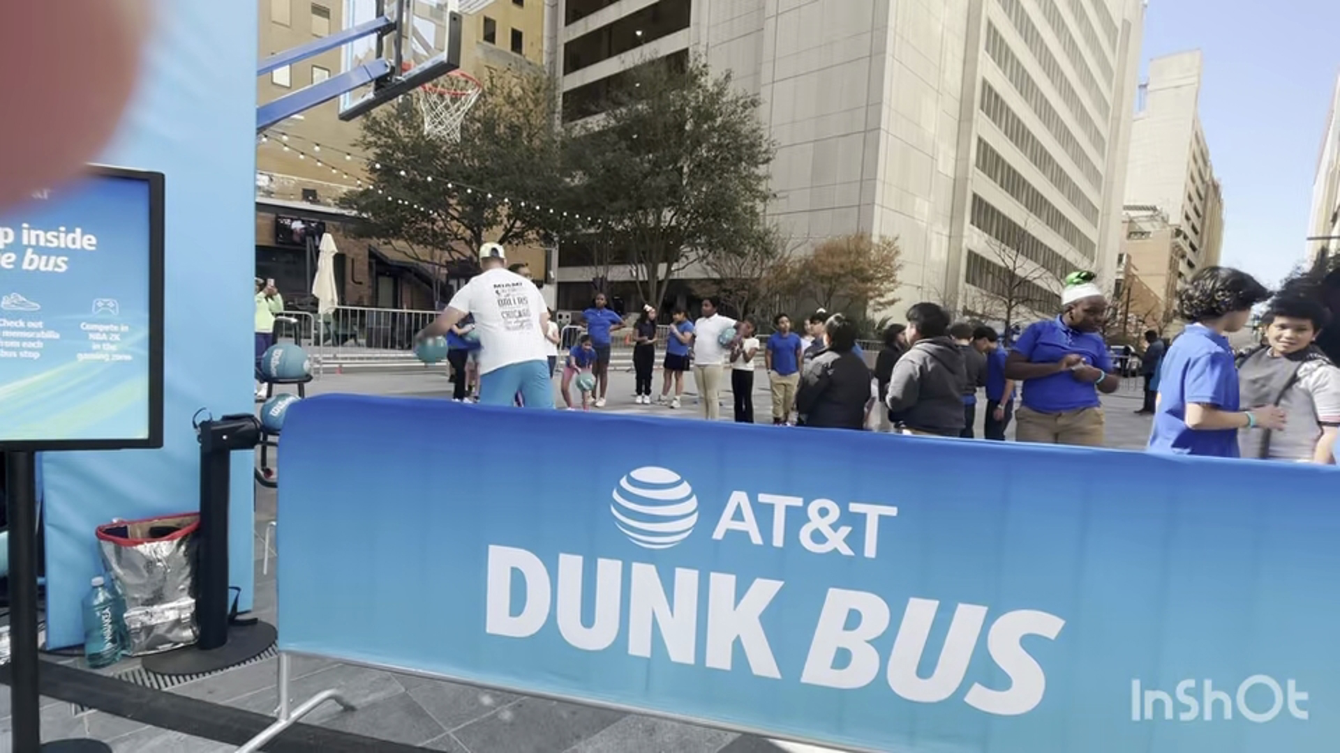 AT&T's Dunk Bus tour rolls into Dallas | wfaa.com