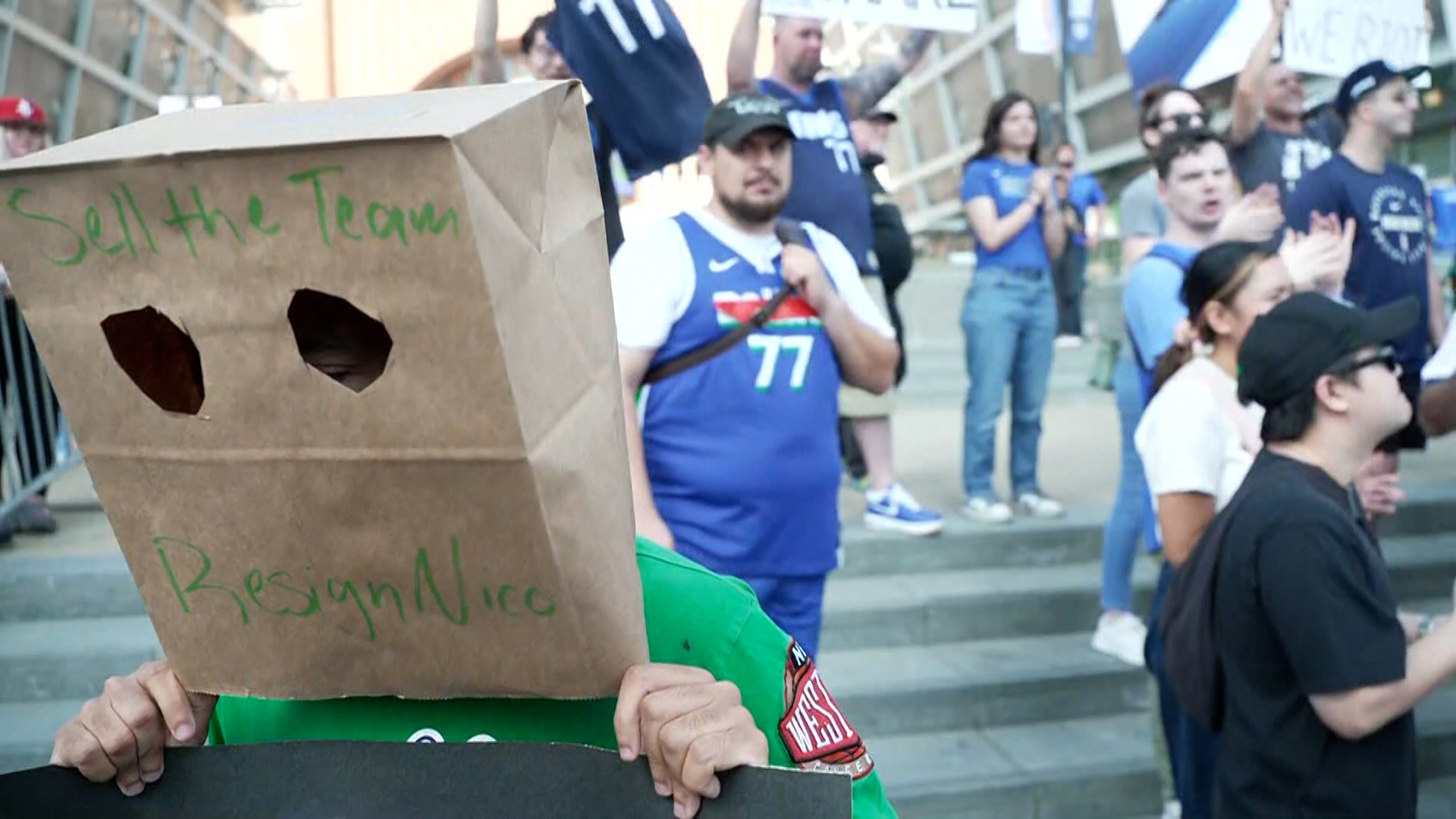 'It's tough.' Dallas Mavericks fans protest outside the AAC ahead of ...
