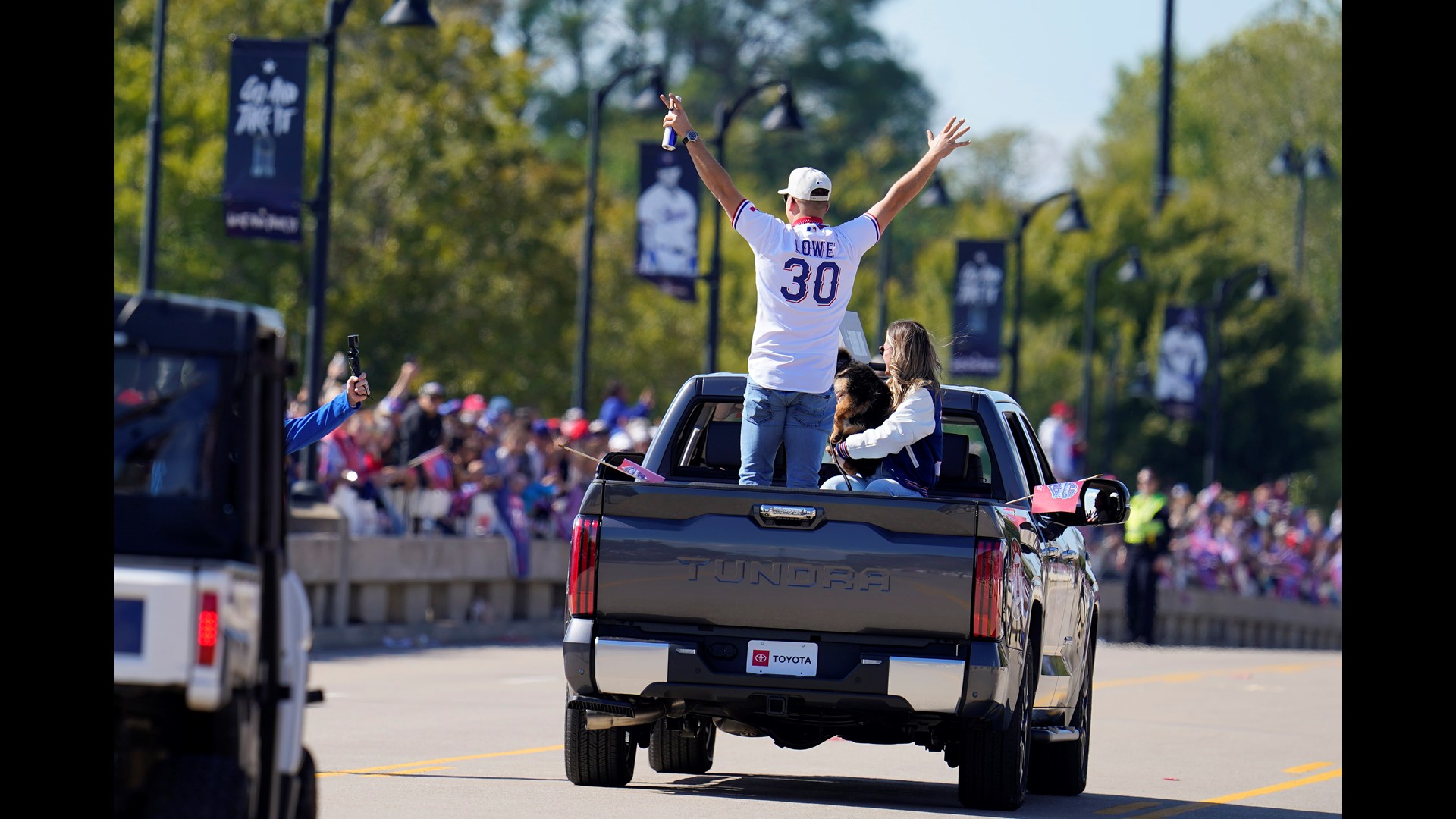 Rangers fans even accept Cardinals fan at World Series parade | wfaa.com