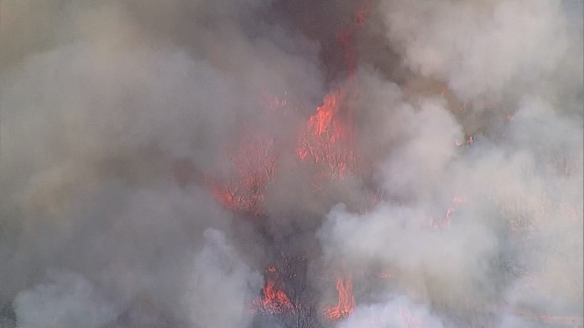 UPATE: Texas crews battle growing fire in hot temperatures on Friday ...